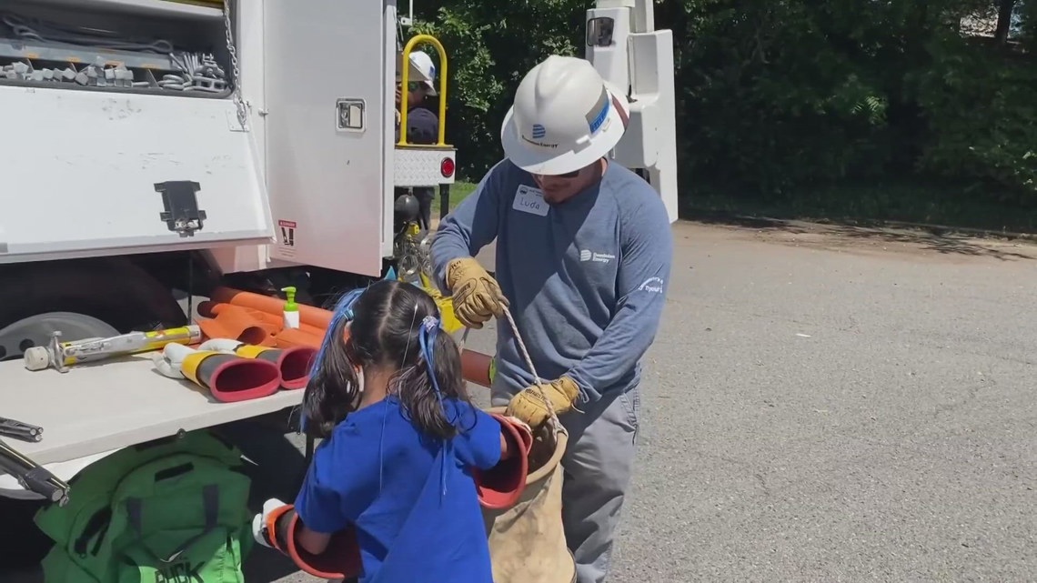 Big Truck Day at Floris Elementary | Get Uplifted | wusa9.com