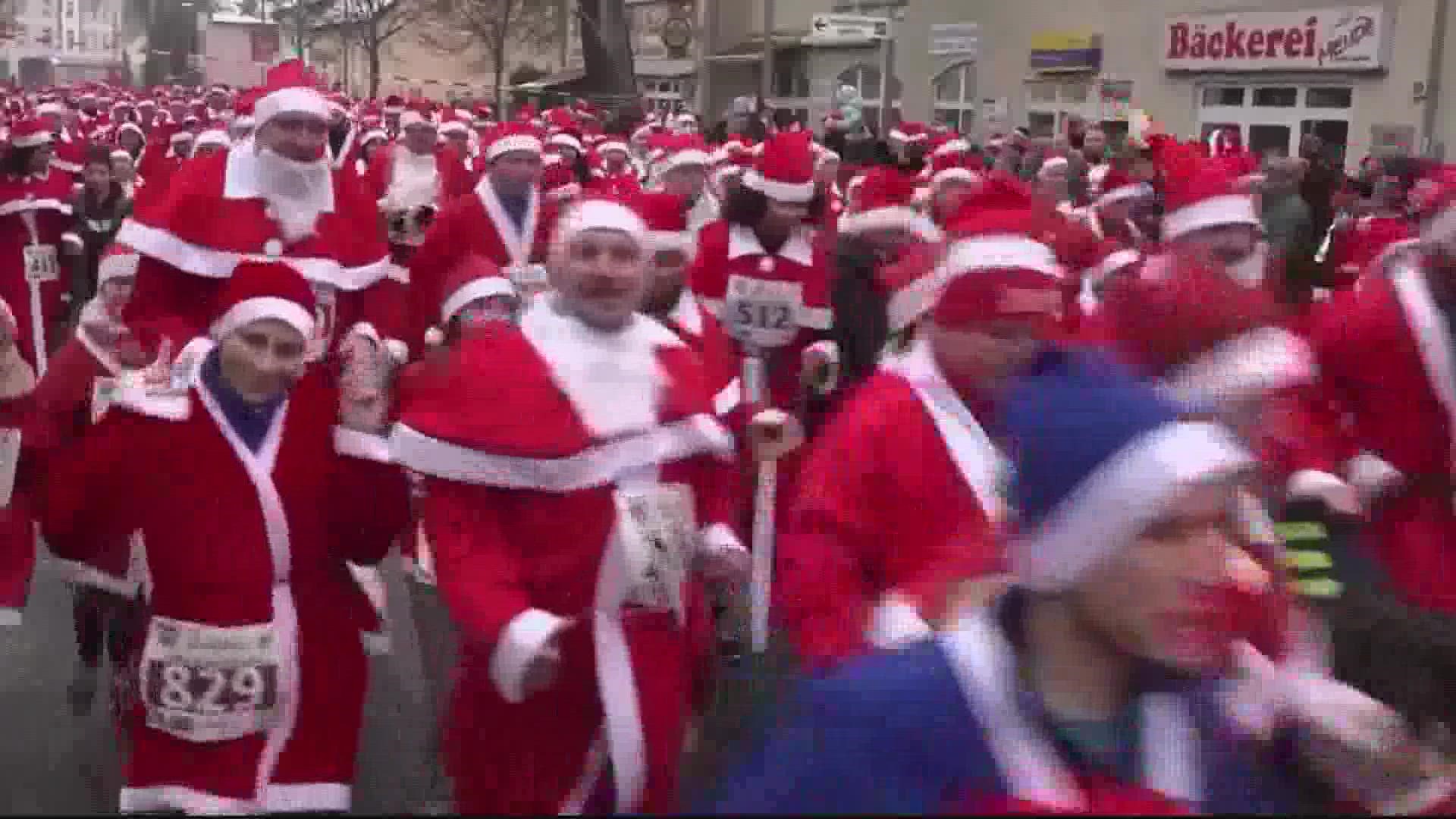 Thousands of runners dressed like Santa brave the cold to participate ...