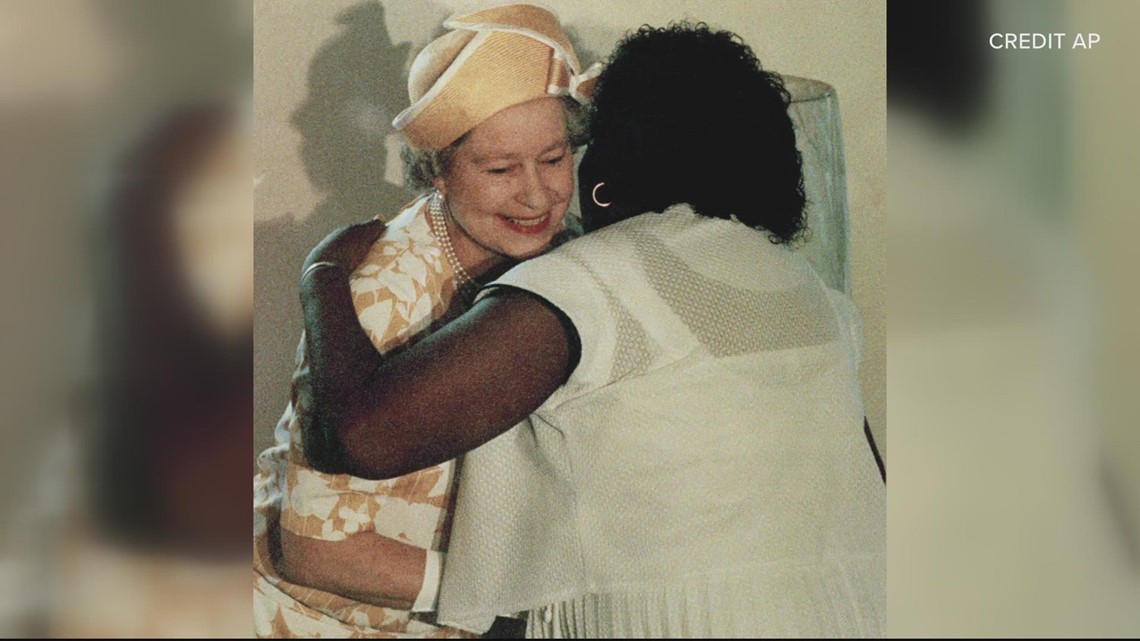 Royal hug remembered: DC resident's embrace of Queen Elizabeth | wusa9.com