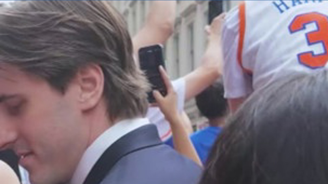 Couple gets married at NYC City Hall during the Knicks Parade | wusa9.com
