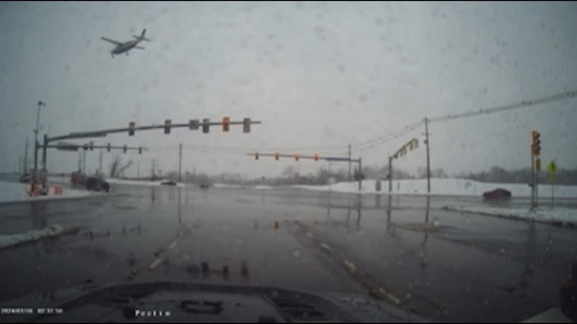 Dashcam captures plane descending onto Loudoun Co. Parkway | wusa9.com