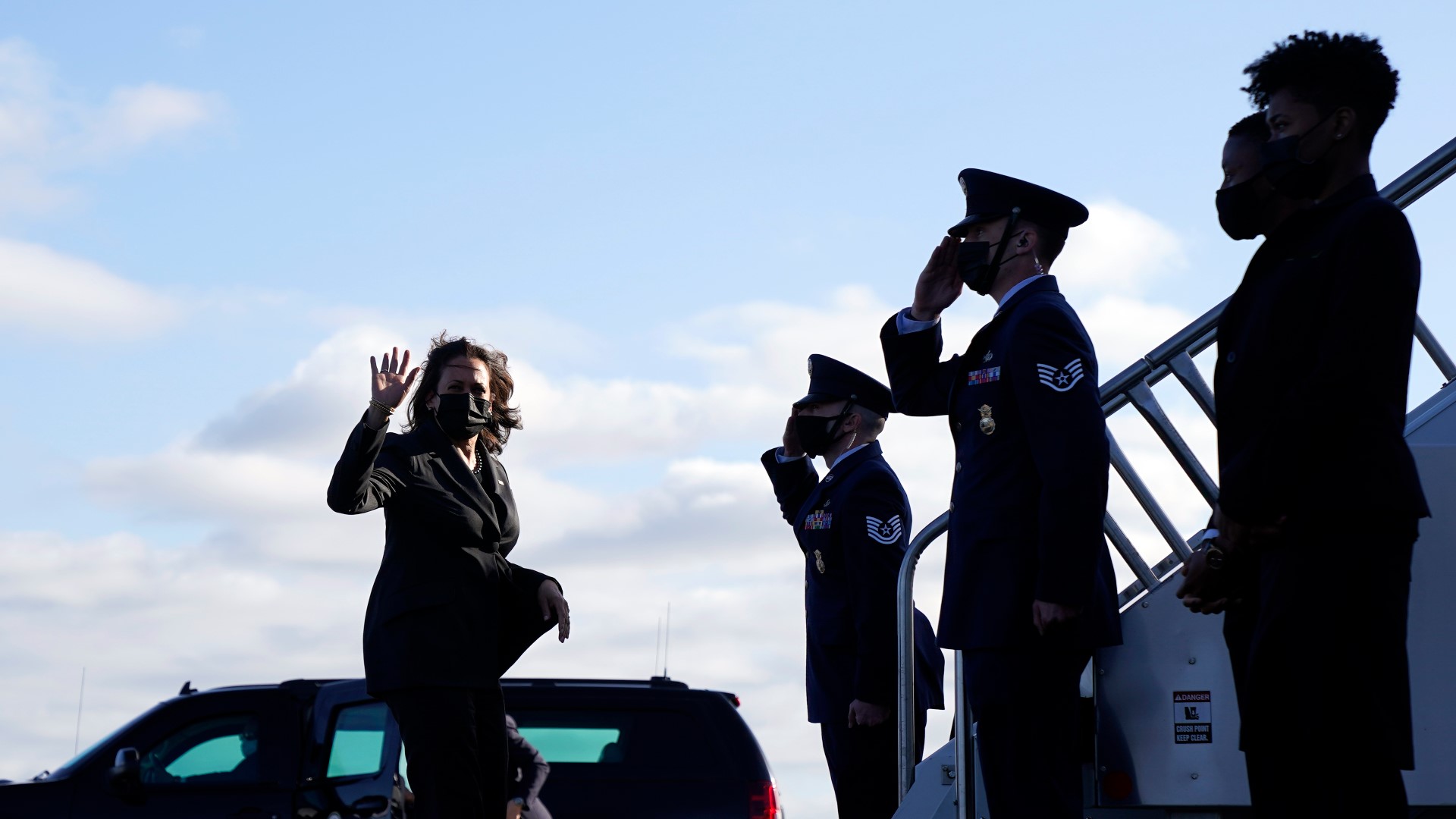 Kamala Harris VP salute: Do vice presidents salute military? | wusa9.com