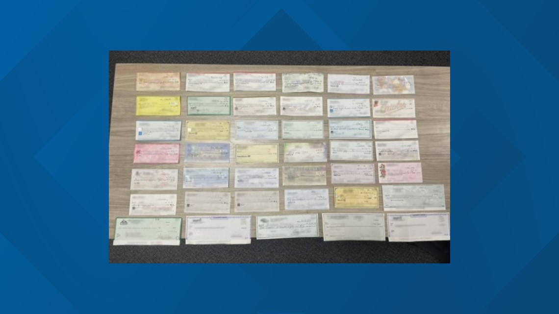 Police arrest accused credit card thieves as they were shopping | wusa9.com