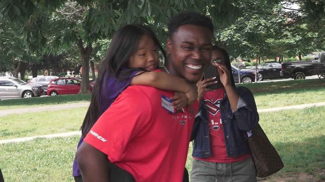 Washington Valor teach kids leadership and football skills | wusa9.com