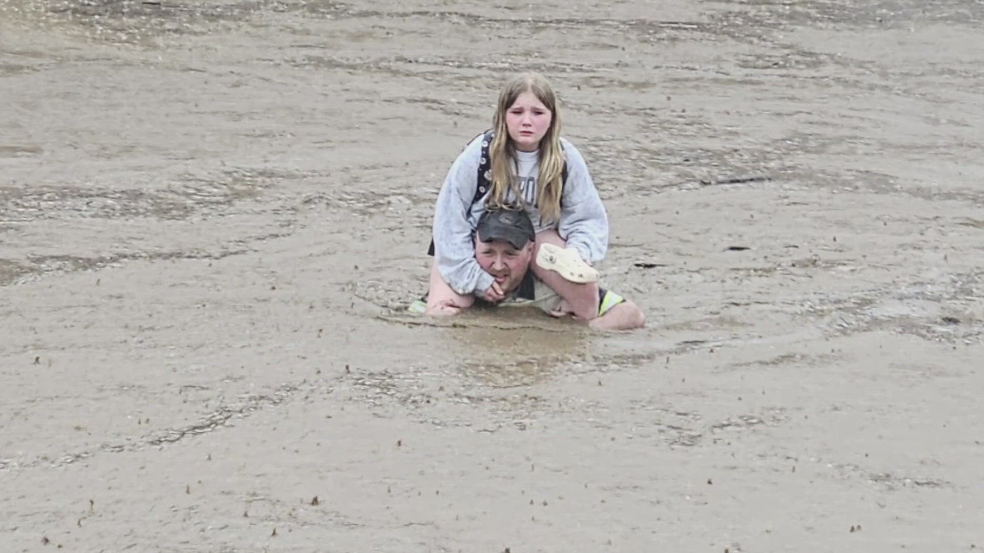 Dad Carries 9 year old Daughter On Shoulders Through Westernport Flood