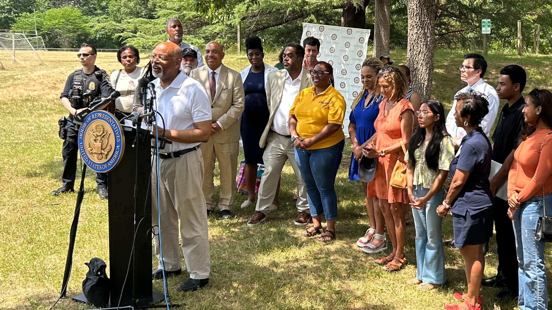 National Zoo panda cam Washington DC snow Giant Pandas enjoy snow ...