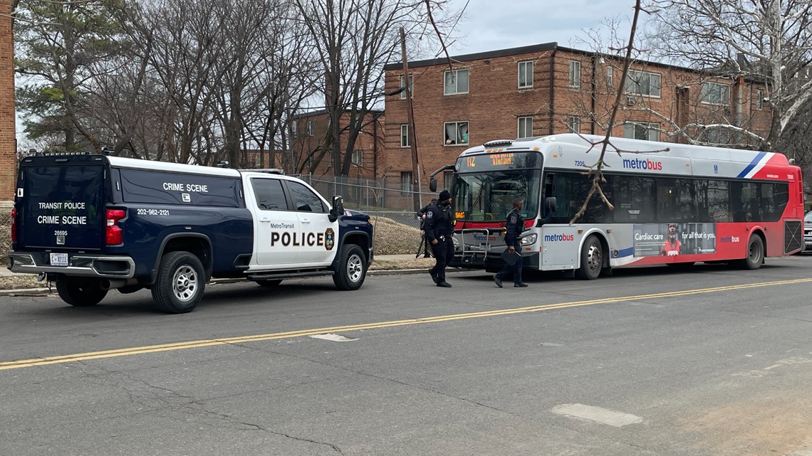 Armed robbery victim tries to escape by Metrobus | wusa9.com
