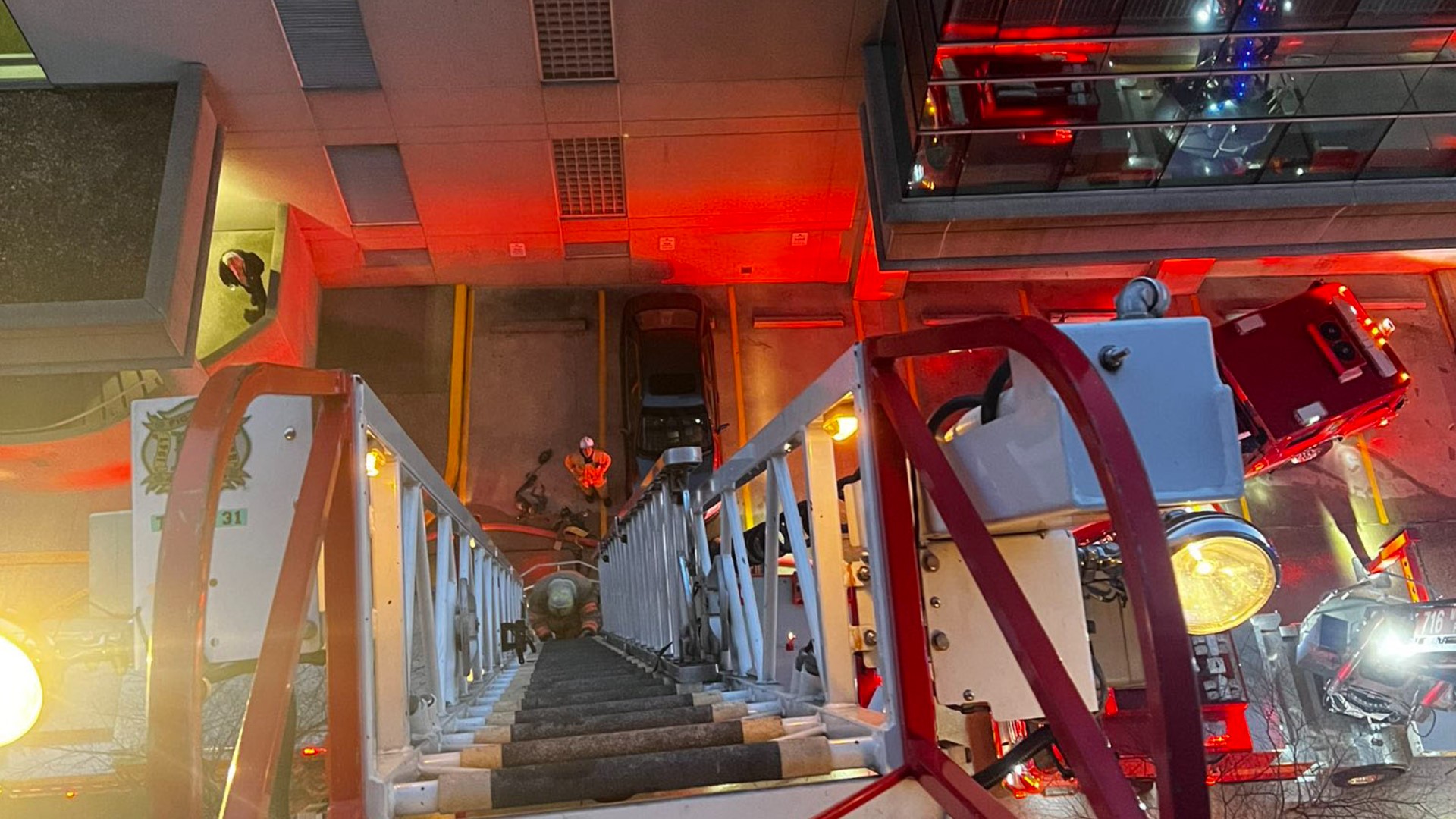 Firefighters battle 3-alarm fire at Silver Spring apartment | wusa9.com