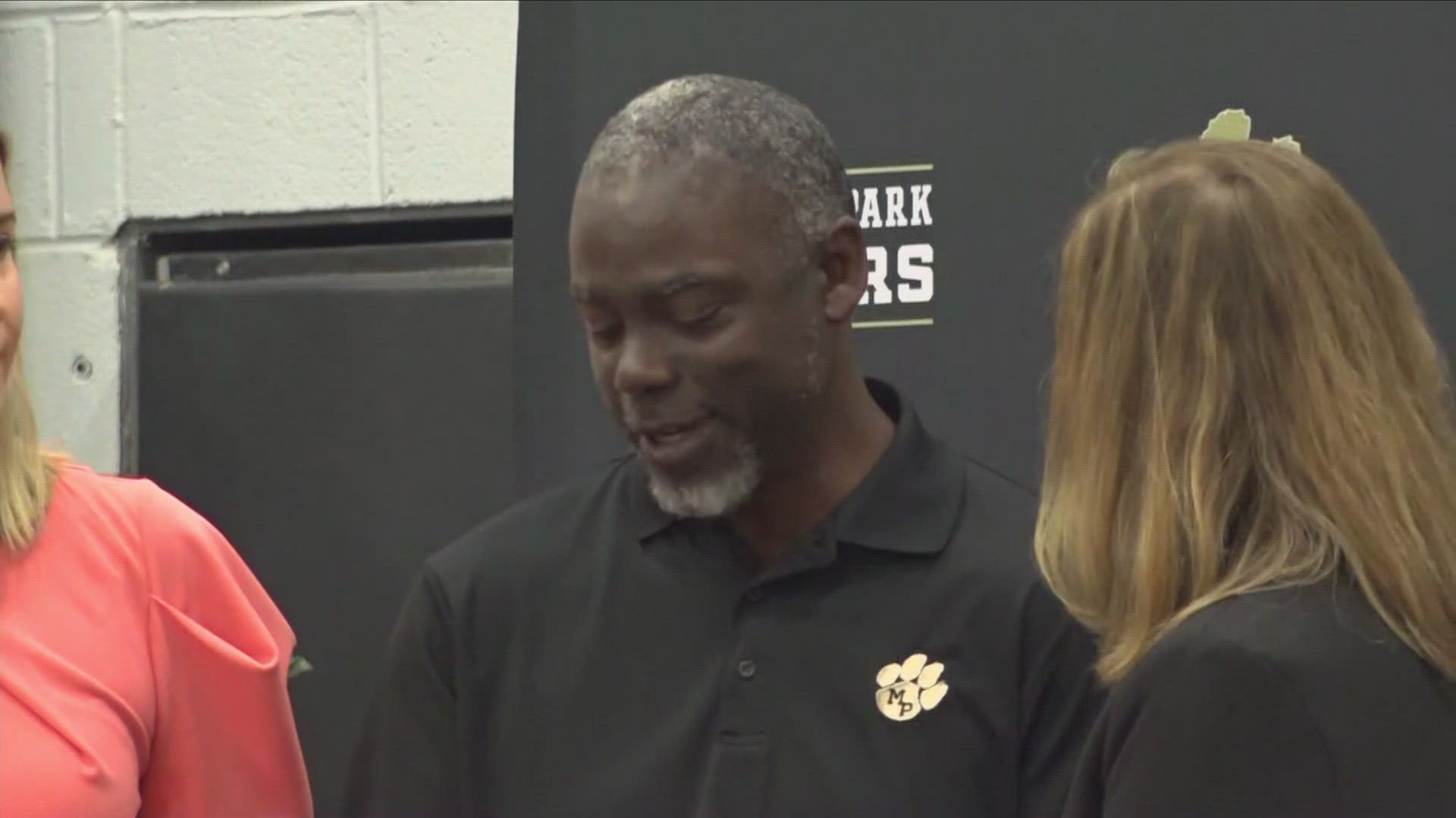 Spotless giraffe born at Tennessee zoo, how to help name her | wusa9.com