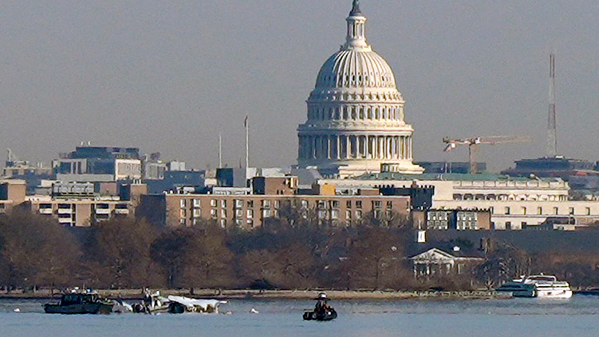 Former air traffic controller breaks down communication during DCA air ...