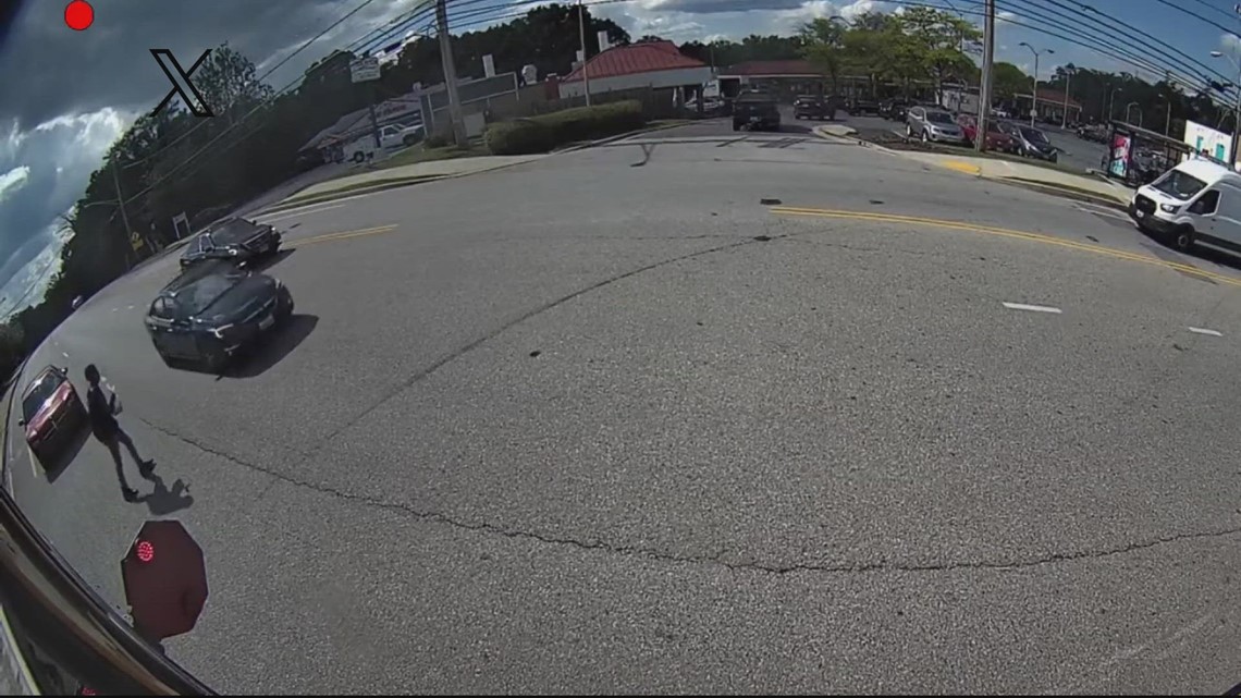 Maryland driver ignores school bus stop sign, nearly hits student ...