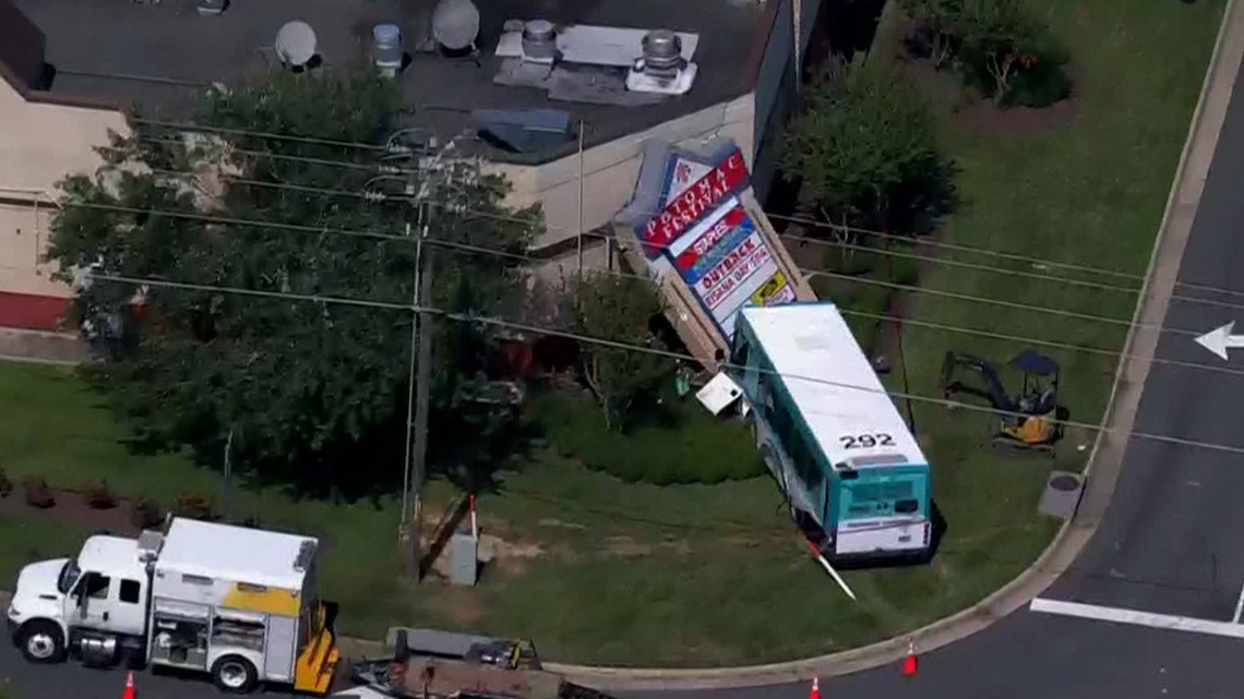 4 injured in bus crash in Woodbridge, Virginia | wusa9.com