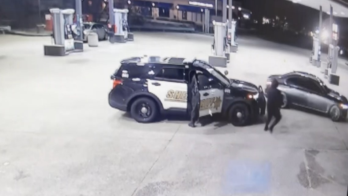 Thieves escaping robbery scene nearly unnoticed by police | Video ...