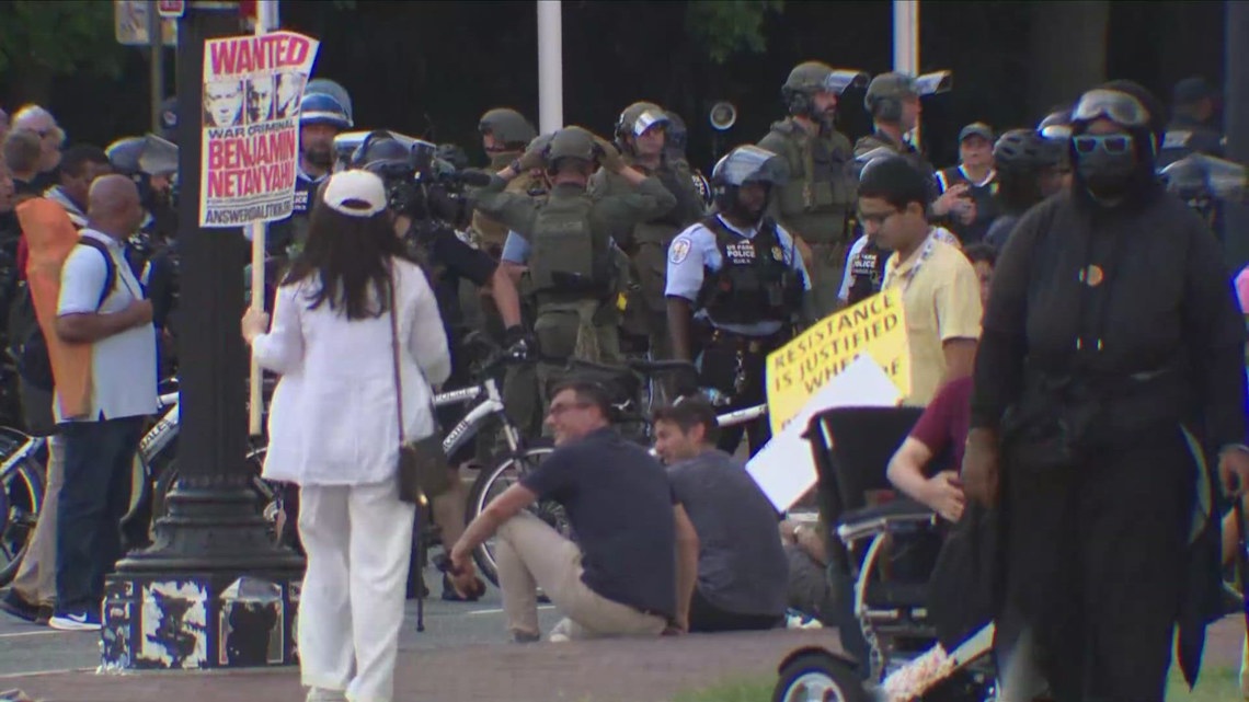 Entrances to Union Station temporarily closed due to protests | wusa9.com