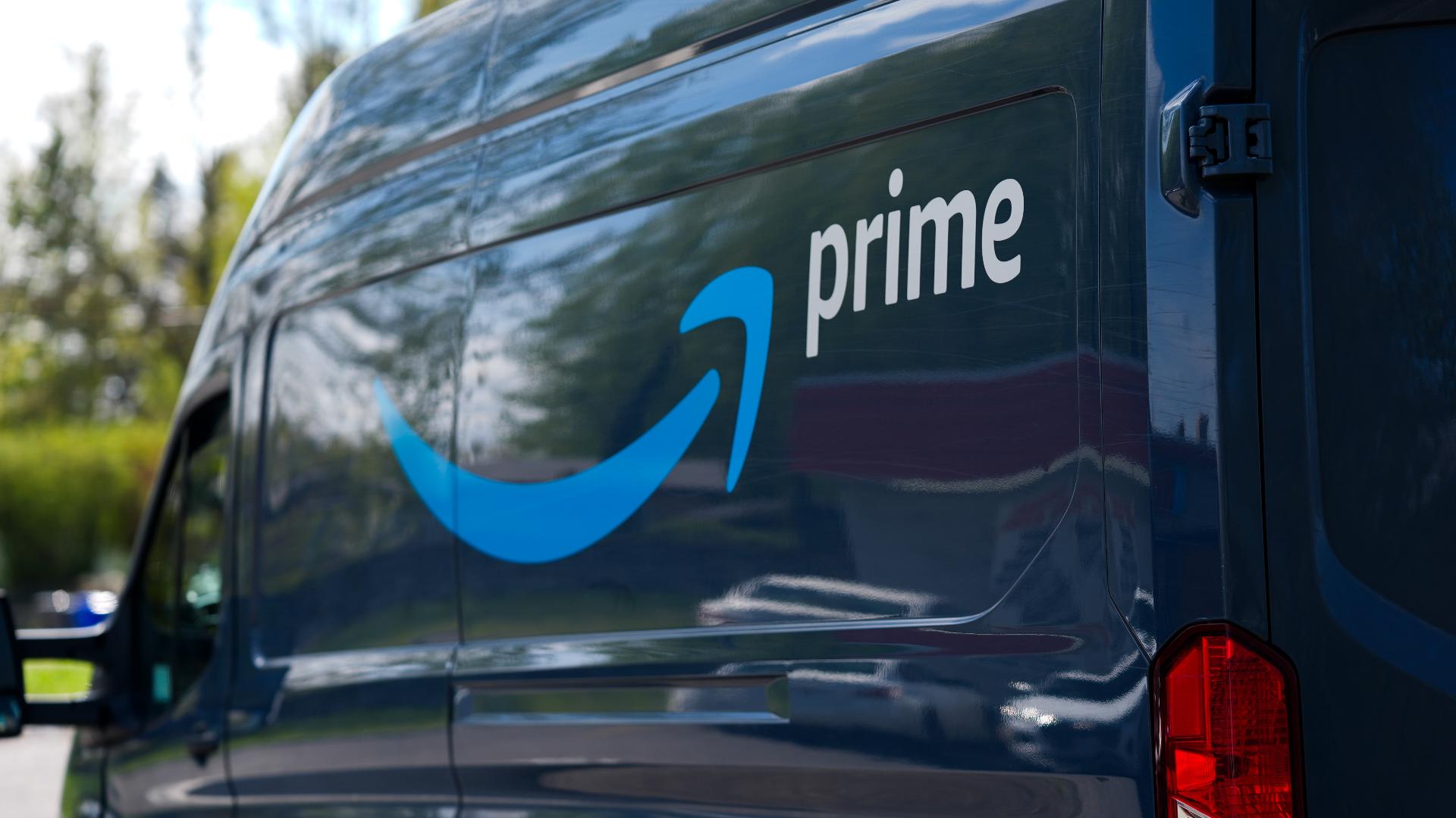 Police search for robber wearing Amazon Prime vest | wusa9.com