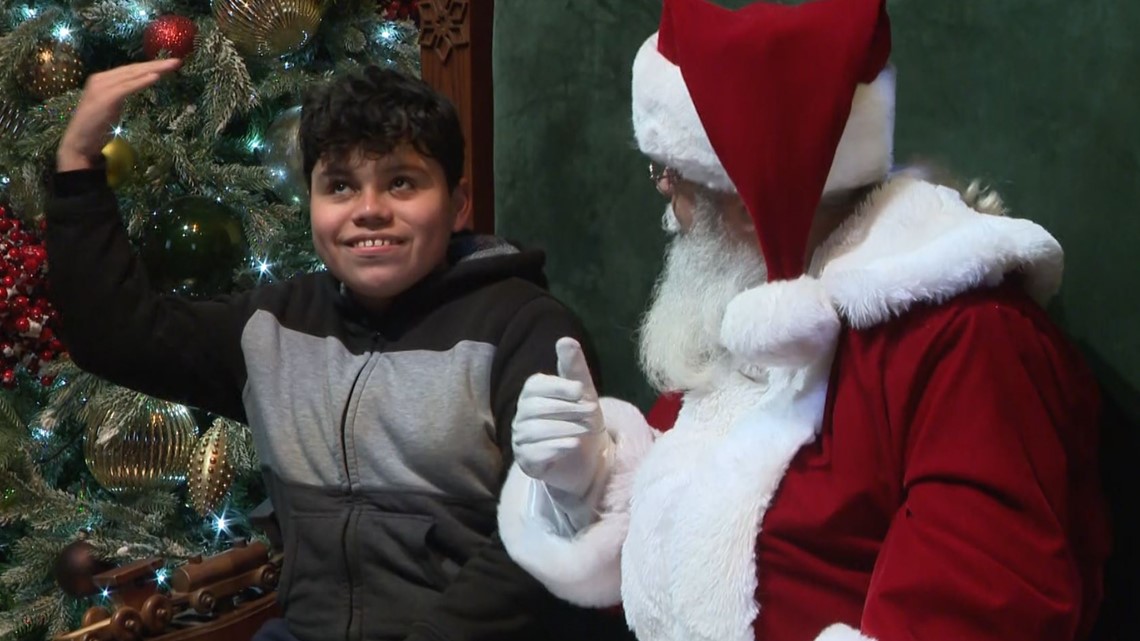 Deaf Santa uses American Sign Language to spread holiday cheer | wusa9.com