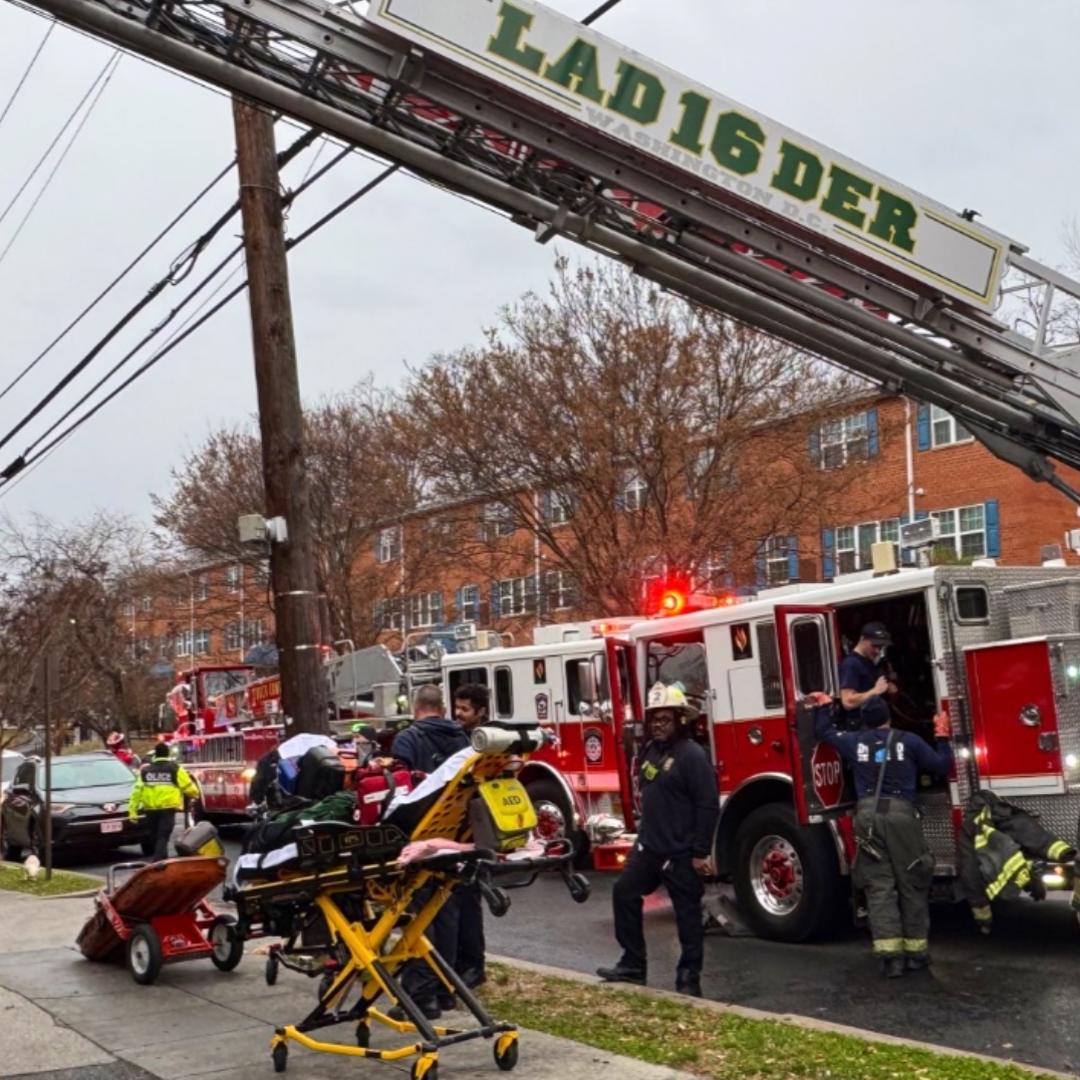 Man dies after fire burns inside Southeast DC apartment building ...